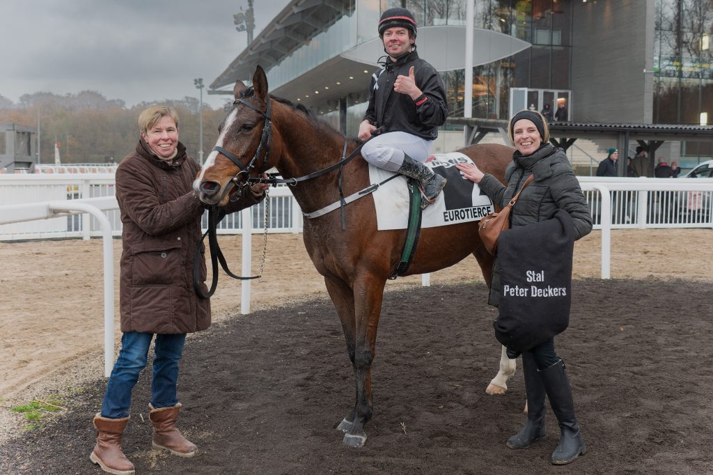 Farida P przed Wasmym Al Khalediah w w Wathba Stallions Sprint Cup ...